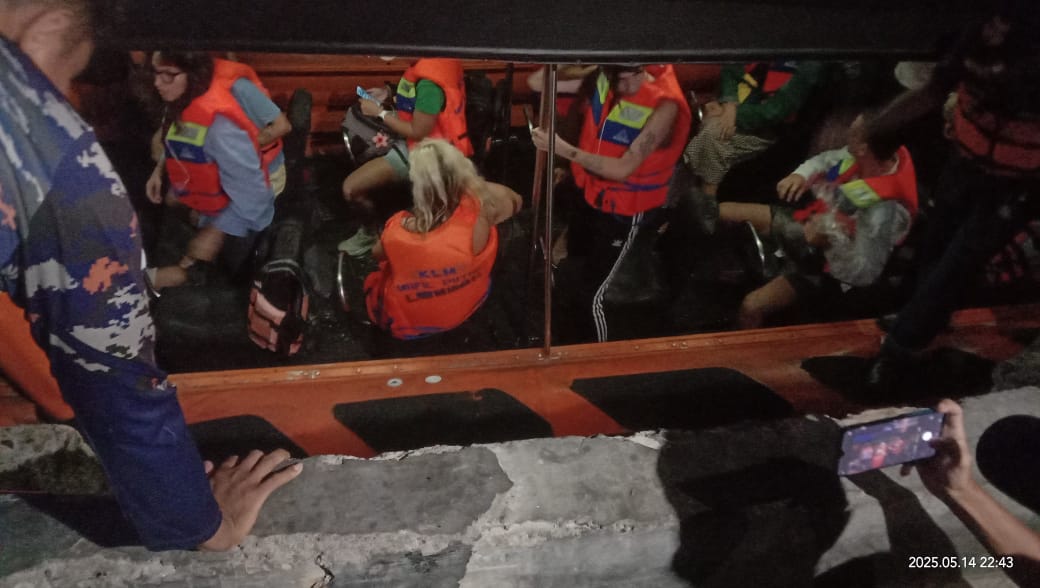 Tabrak Karang, Kapal Wisata Wifil Putra Kandas di Labuan Bajo – Journal Post